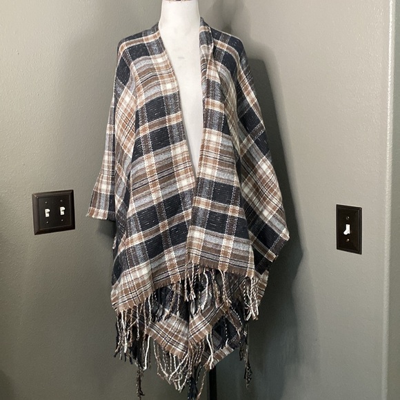 Universal Thread | Sweaters | Nwt Universal Thread Ruana Plaid Flannel ...